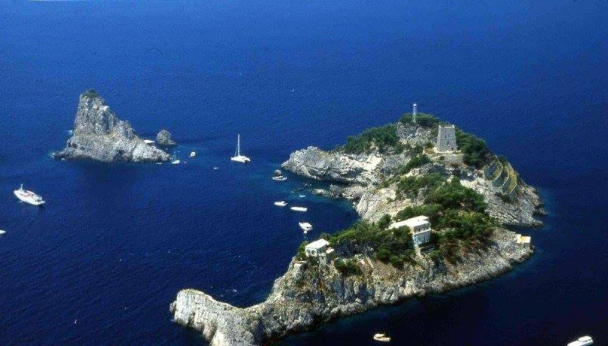 Abusi edilizi, scatta sequestro all'isola de Li Galli (VIDEO) - Rtc ...